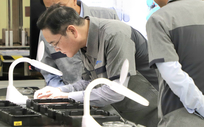 ‘파운드리 분사설’에 선 그은 이재용 “사업 성장 갈망”