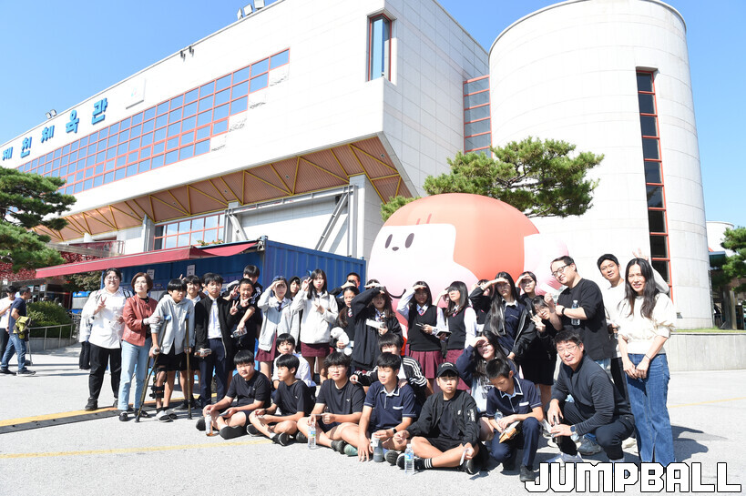 [KBL컵] 단체 관람 온 학생들과 선생님 기념 촬영