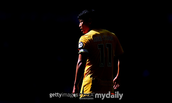 "황희찬 향한 비난은 종류를 가리지 않는다!"…공격 위해 수비형 MF와 교체하자→"왜 EPL 패스 성공률 1위 빼고, 가장 폼이 안 좋은 FW 투입하나?" 불만 제기