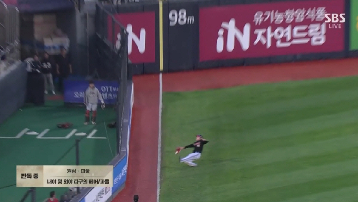 이럴거면 좌선심은 왜 두는 건가...'충격 오심' KT 비디오 판독 없었다면, 초대형 사고 터질 뻔 [준PO 현장이슈]