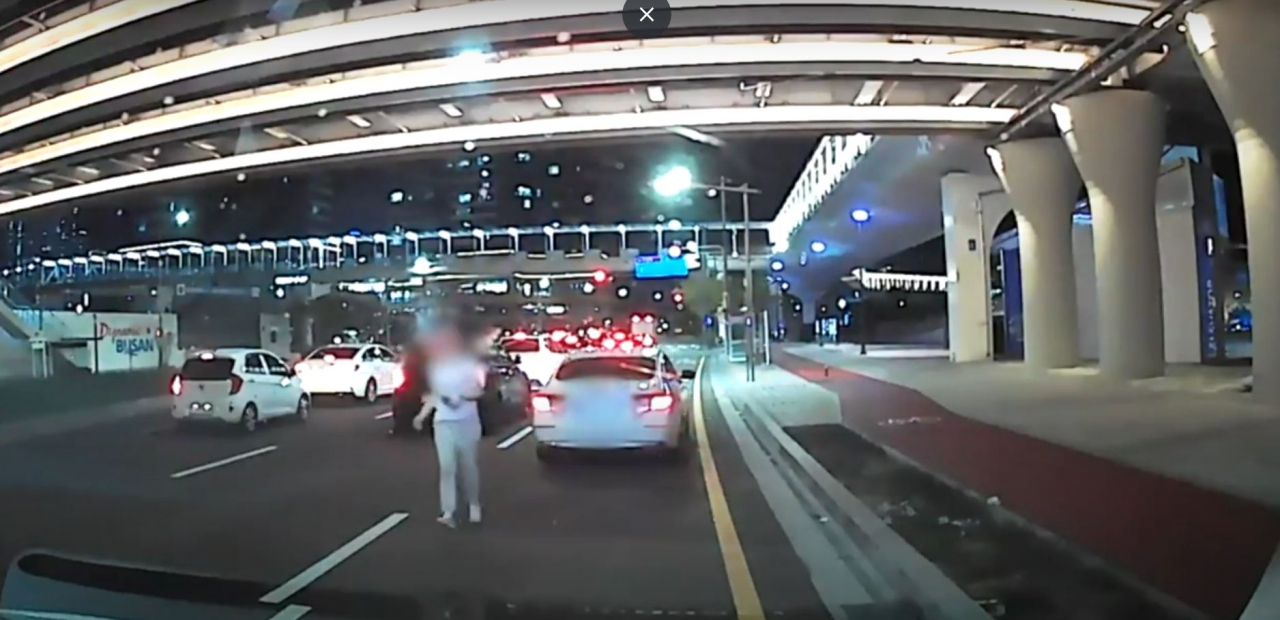 Busan police part traffic to help pregnant woman to hospital