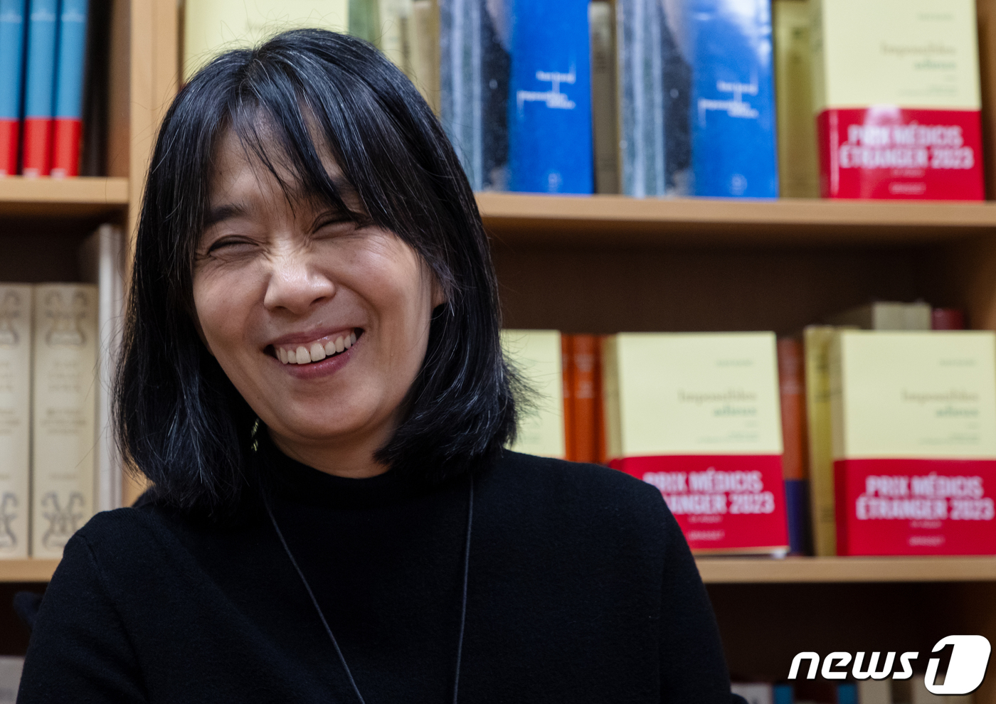 한강 韓 넘어 아시아 여성 최초 노벨문학상 쾌거…한목소리 축하 종합