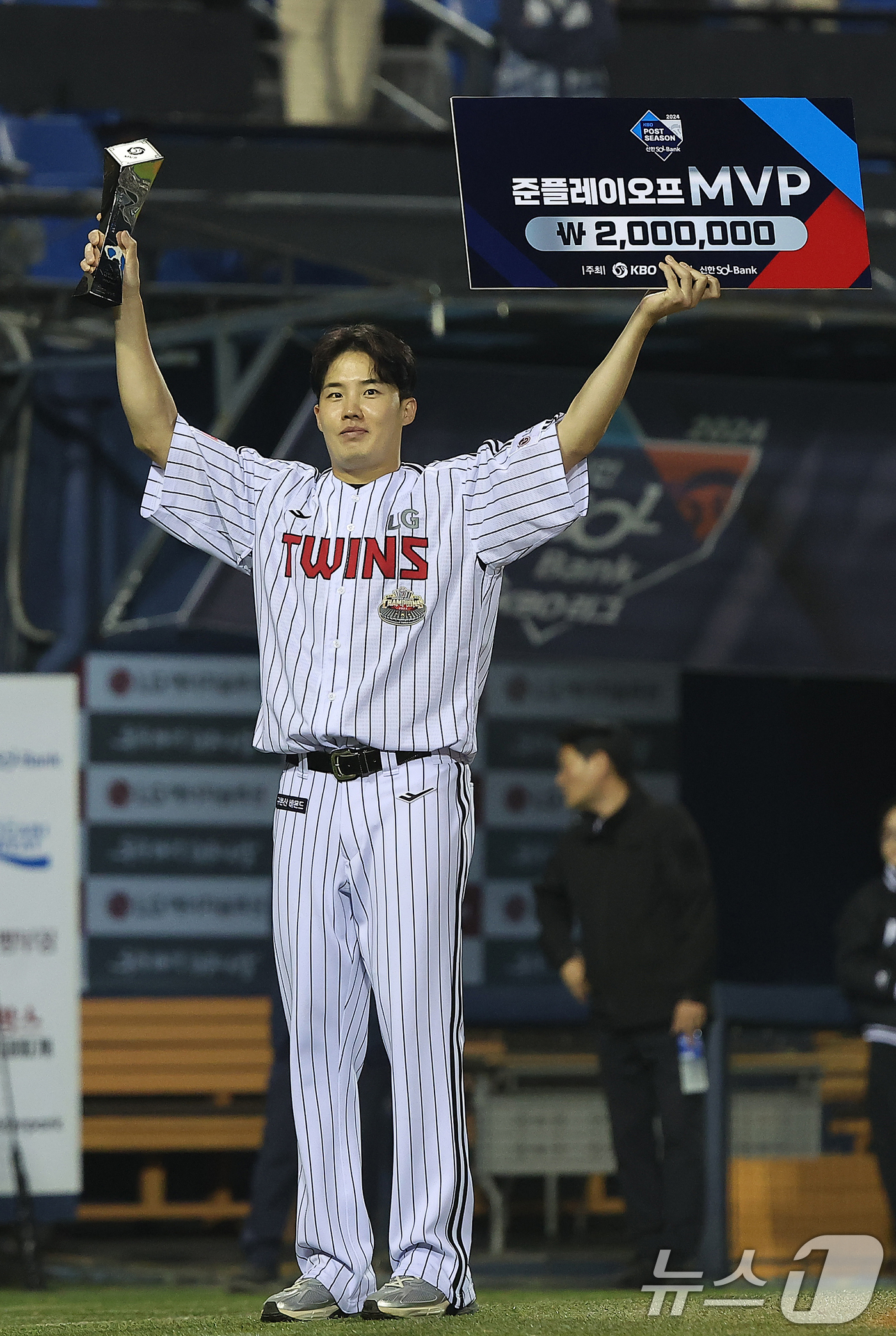 '시리즈 2승' 임찬규, 준PO MVP