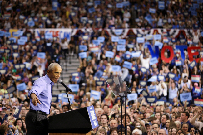 해리스 지원 나선 오바마 “트럼프는 이기적 억만장자”