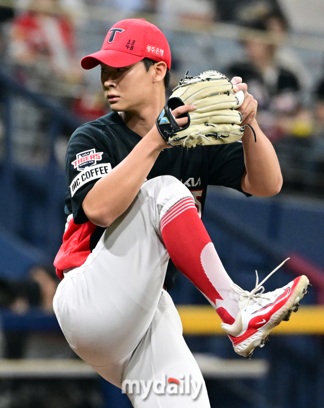왼손 옆구리가 151km…KIA 불펜에 보물이 있다, 어깨춤 버리고 필승조 자리매김 ‘KS 약방의 감초’