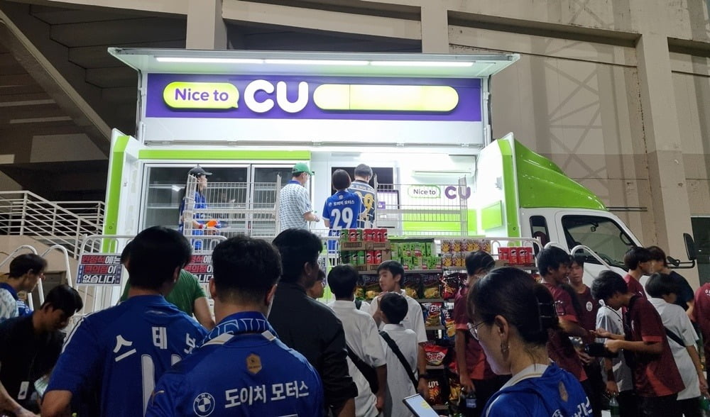 이동형 점포 띄운 CU, GS25와 '매출 1위 접전'