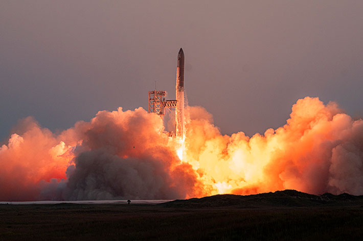 초거대 로켓의 '젓가락' 발사대 귀환 성공…모두가 놀랐다[코스모스토리]