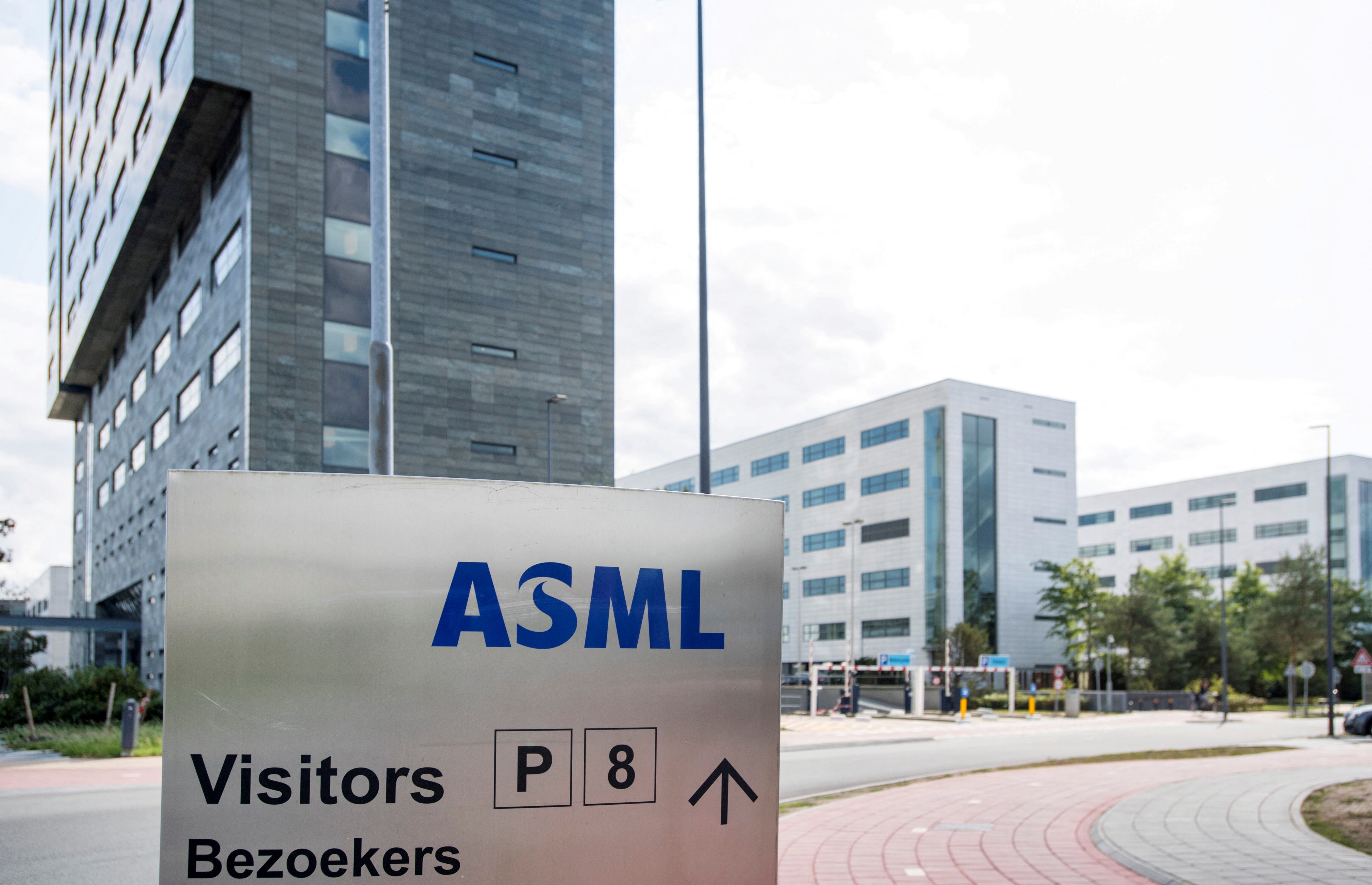 ASML 최고경영자 “반도체 불황 내년까지 이어질 것”