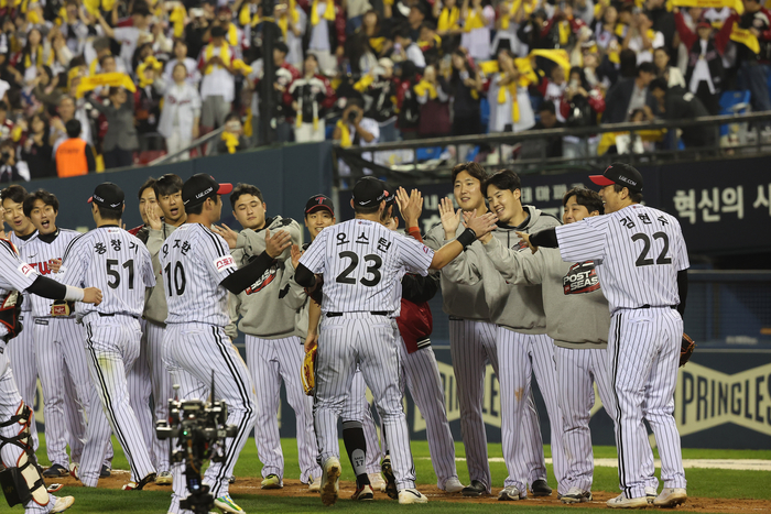 마운드가 대포 군단 잠재웠다… LG, 프로야구 PO 반격의 1승