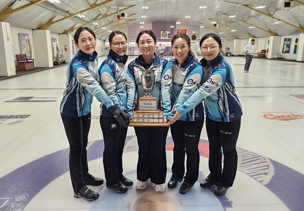 강릉시 컬링팀 캐나다 전지훈련서 우승…국가대표 선발 담금질