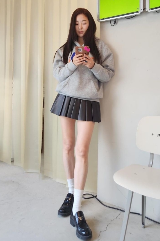 김사랑, 초미니스커트 입은 173cm·49kg‥대학생 패션 소화하는 46세