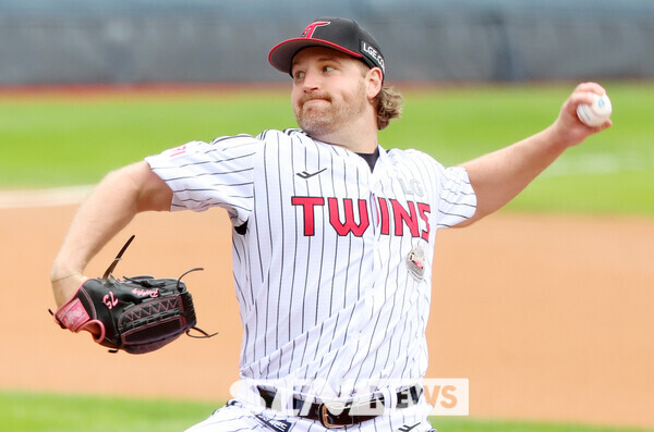 [PO4 현장] 열흘 만에 나온 LG 엔스는 달랐다! 6이닝 103구 8K 역투!