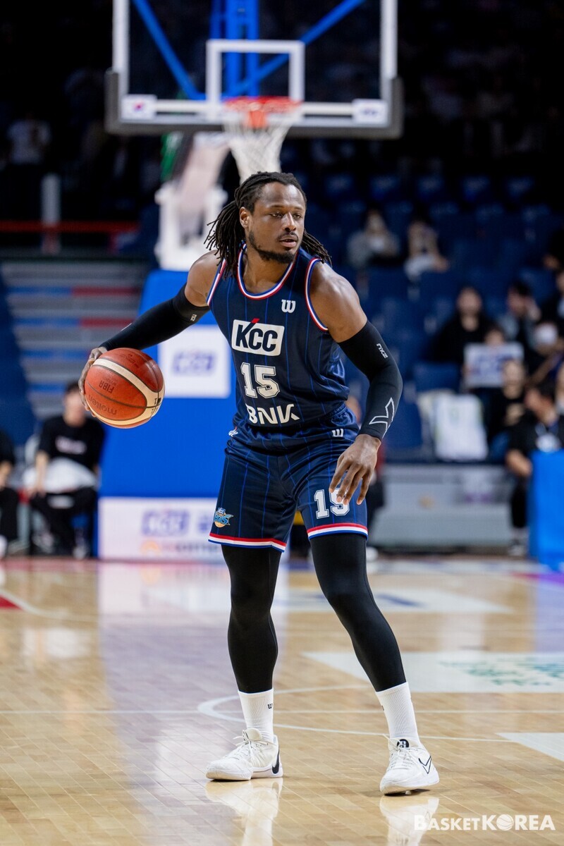 [BK 리뷰] '버튼 40점 + 허웅 클러치 활약' KCC, KT에 접전 끝 승리... 홈 + 개막전 승리 '두마리 토끼 잡아'