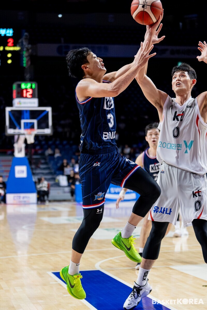 [BK 리뷰] '버튼 40점 + 허웅 클러치 활약' KCC, KT에 접전 끝 승리... 홈 + 개막전 승리 '두마리 토끼 잡아'