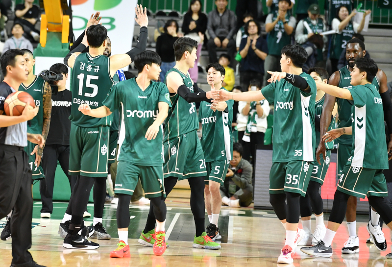 ‘우승 후보’ KCC·DB, 개막전서 나란히 웃었다…KT·삼성 꺾고 첫판 승전고