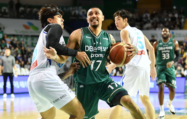 프로농구 KCC, KT와의 시즌 개막전 승리…버튼 40점 폭발