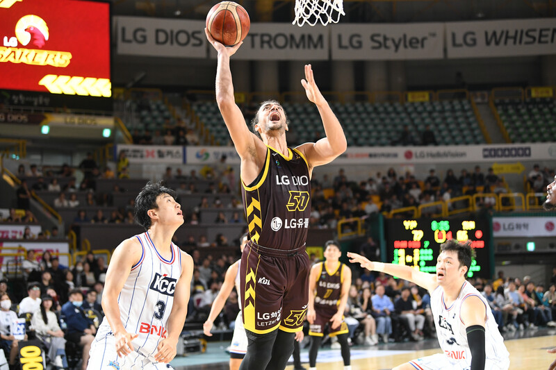[BK 리뷰] '역전에 재역전' LG, 홈에서 KCC 잡고 2연승 신바람