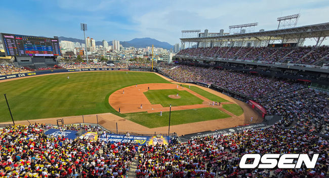 PS 입장 수입 이미 104억, KBO 흥행 초대박 행진…KS 1차전도 매진, PS 17G 연속 만원 관중 [KS1]