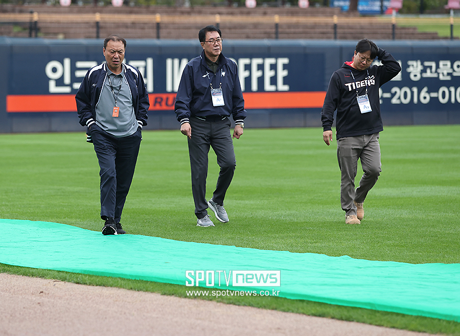 [공식발표] '오늘 KS 안 합니다' KBO의 결단, 그라운드 너무 안 좋다…1차전 서스펜디드 경기 및 2차전 23일로 순연