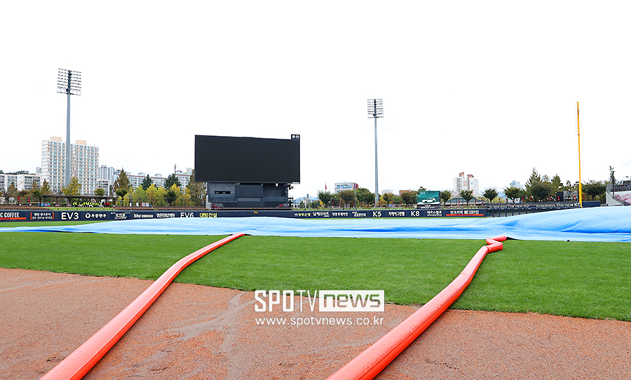 [공식발표] '오늘 KS 안 합니다' KBO의 결단, 그라운드 너무 안 좋다…1차전 서스펜디드 경기 및 2차전 23일로 순연