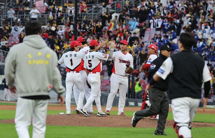 비는 KIA편이었나…KS 1·2차전 싹쓸이 [한국시리즈]