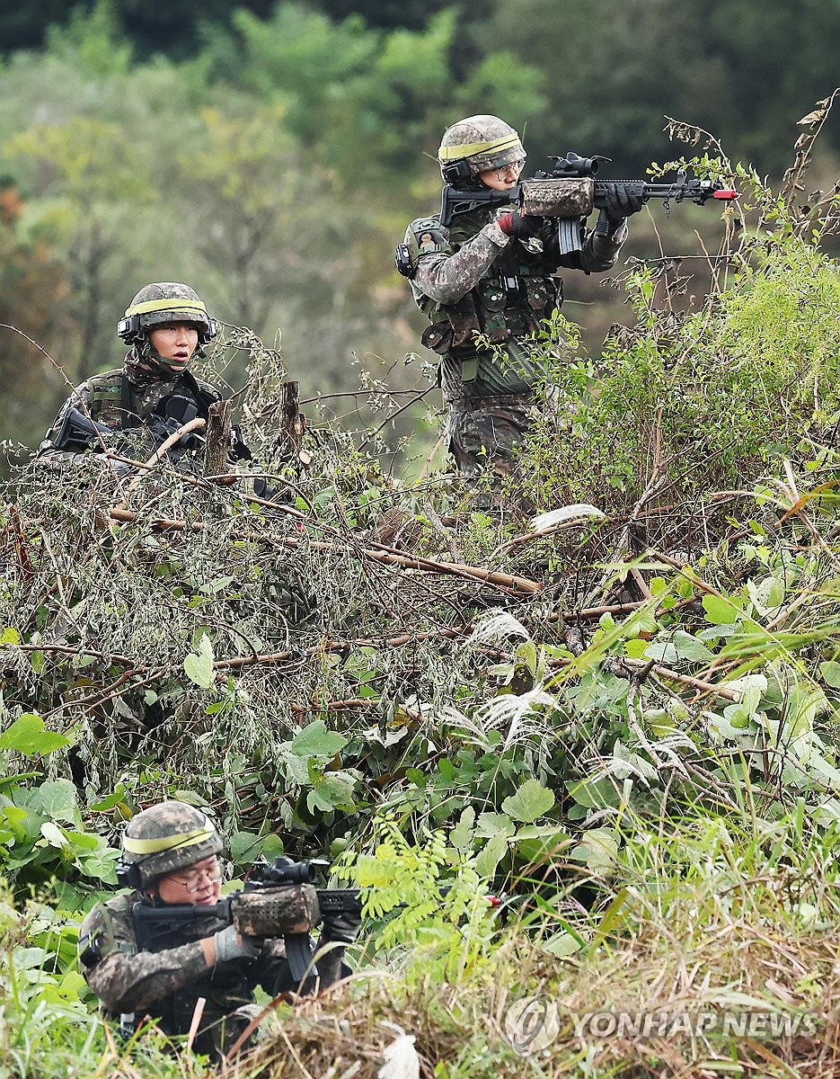 교전하는 장병들
