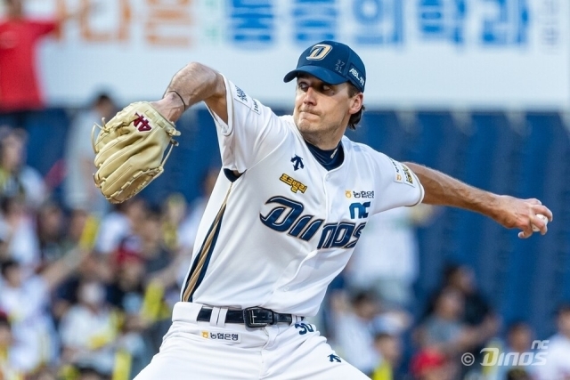 “하트 계약해요? 그게 선물이었으면…” 외부 FA 대신 KBO NO.1 외인투수 재계약, 호부지 ‘확고한 취향’