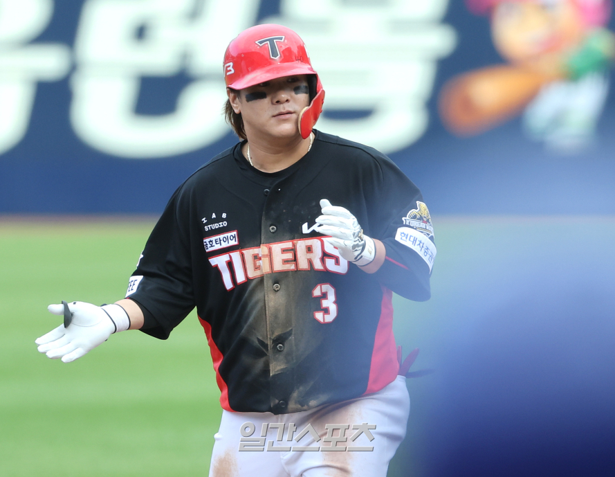 시리즈 타율 0.615, 장타율 1.000…'물 만난 고기'처럼 뛰는 김선빈 [KS 피플]