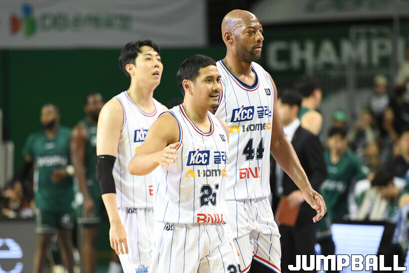 ‘이가 없으면 잇몸으로’ 주전 대거 이탈한 KCC, 벤치 자원들 맹활약에 힘입어 ‘우승 후보’ DB 제압