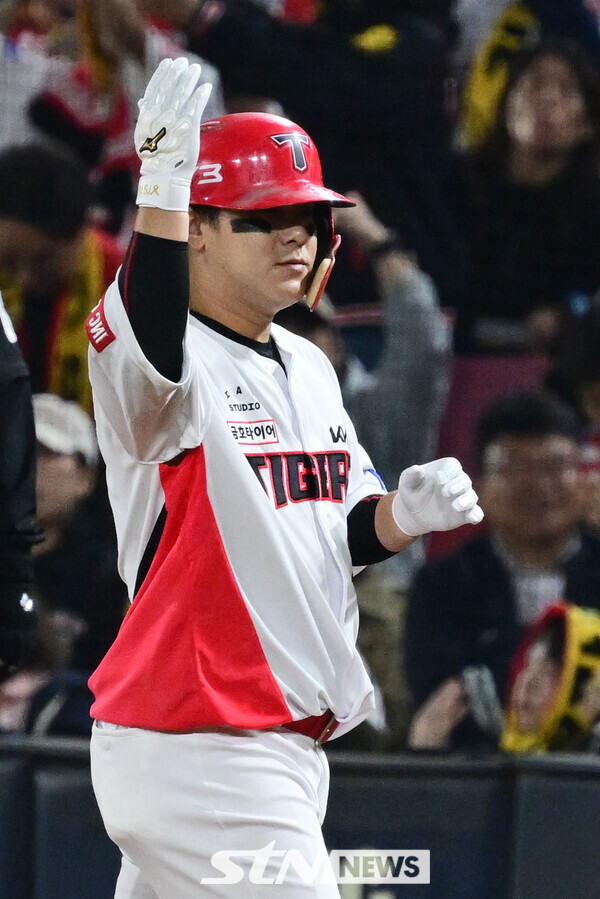 [KS5 현장] '끈질긴 10구 승부로 에이스 무너뜨린' KIA 김선빈, 당당히 KS MVP로