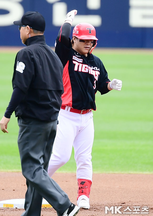 ‘KS 타율 0.615’ 미친 활약 선보이고 있는 김선빈, KIA V12 이끌며 시리즈 MVP까지 따낼까 [KS5]