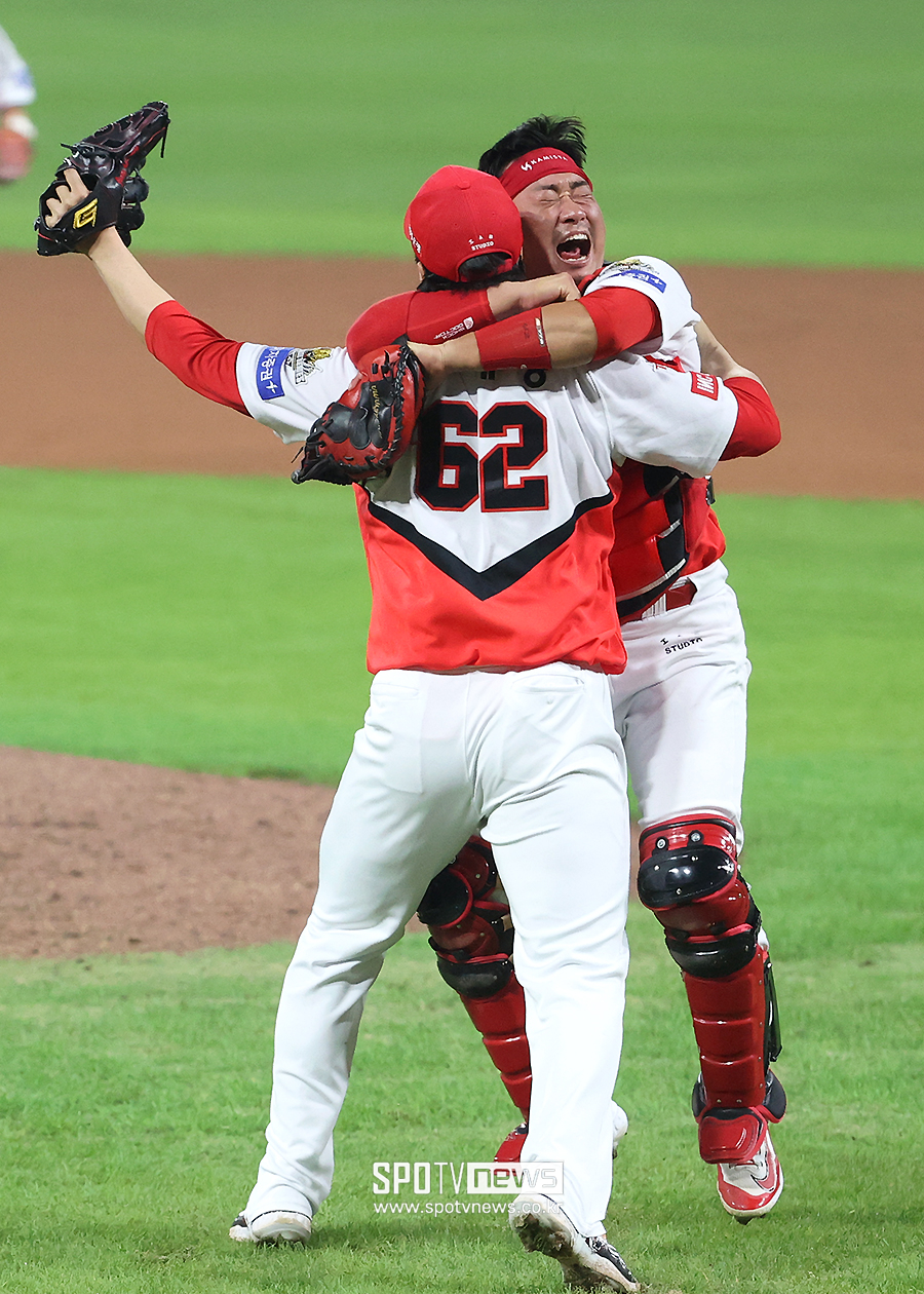 'V12' 타이거즈 KS 불패 신화 영원하리…KIA 7년 만에 통합 우승! 광주서 37년 만에 감격 피날레