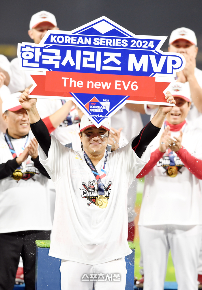 “2009년엔 리모컨 던졌는데…” KIA 김선빈, 올해는 ‘불방망이’ 들고 우승에 시리즈 MVP까지 [KS]