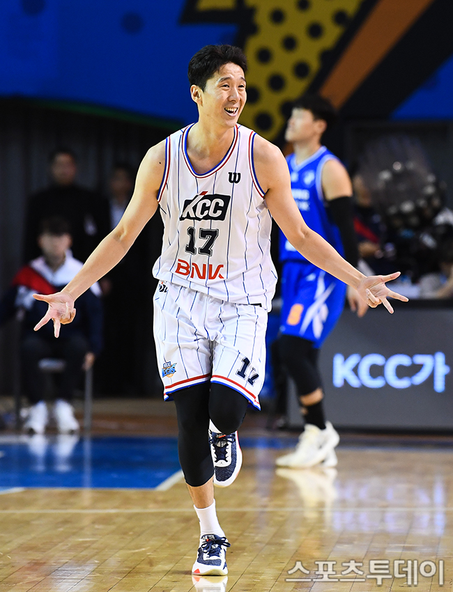 [ST포토] KCC 전준범, '3점슛 넣고 세리머니'