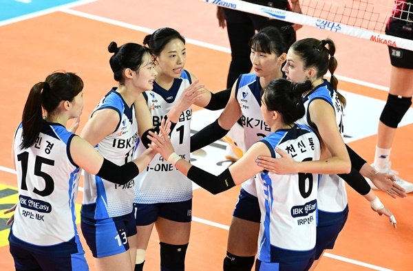 ‘35점→34점→37점’ 빅토리아 화력 폭발, 부키리치-메가 쌍포 제압…‘이소영 IBK 데뷔’ IBK 2연승, 정관장 시즌 첫 패 [MK대전]