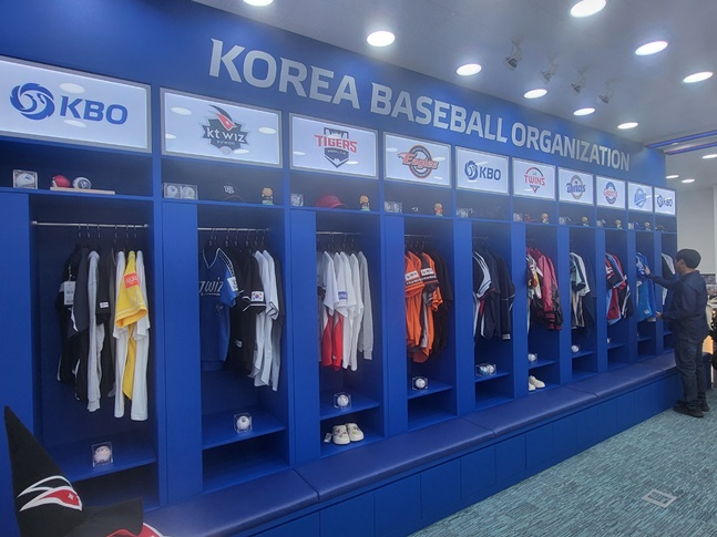 강남 한복판에 있는 'KBO 스토어', 1000만 관중 인기를 실감하다 [류선규의 비즈볼]