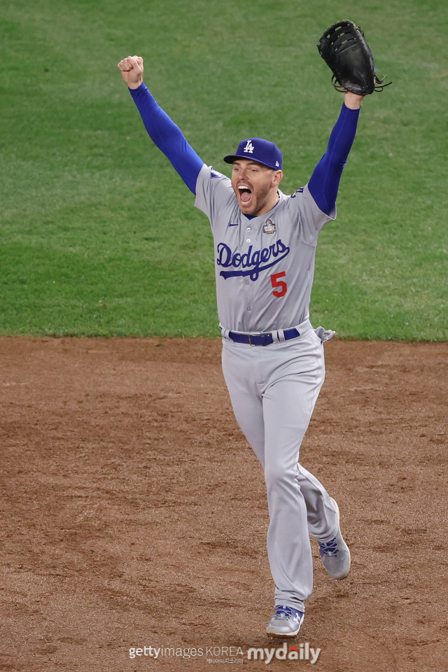 '홈런-홈런-홈런-홈런-홈런-홈런' ML 최초 역사 쓴 프리먼…'6안타 4홈런 14타점' 생애 첫 WS MVP 선정 [WS5]