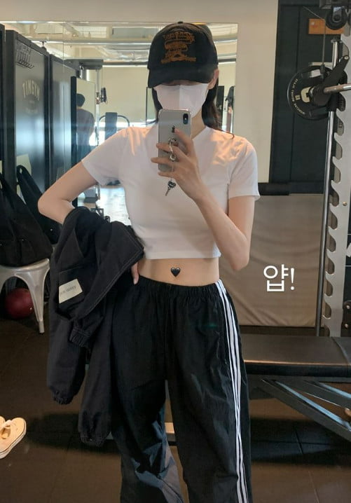 '167cm 52kg' 강민경, 부러질듯한 손목으로 또 헬스장 출동…선명한 복근 깜짝
