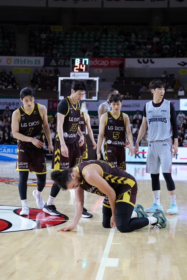 ‘LG 어쩌나’ 마레이도 쓰러졌다, 왼 팔꿈치 인대 손상…“국가대표 브레이크 전 복귀 어려워” [KBL]