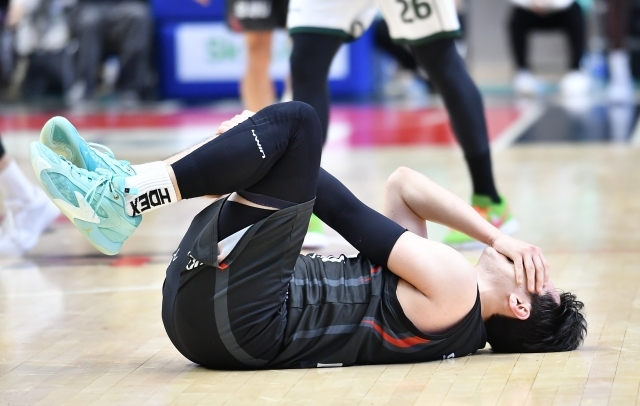 ‘kt 초비상’ 문정현, 오른 발목 인대 파열 부상…4~6주 회복 필요 [KBL]