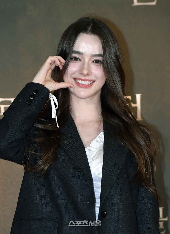 [포토]다샤 타란의 볼 하트