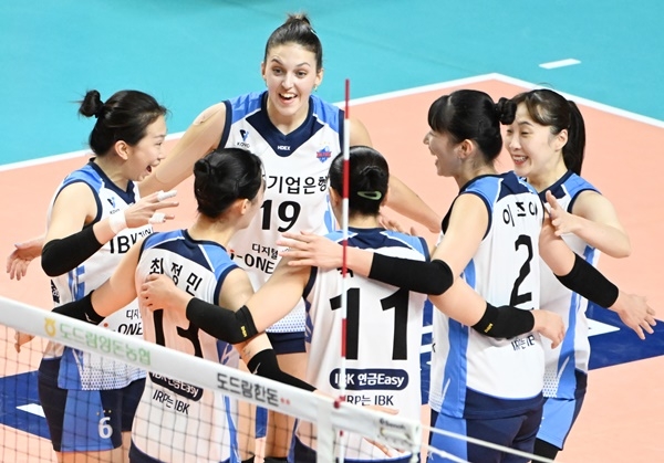 ‘역시’ 빅토리아 32점 화력 폭발, IBK 157분 혈투 끝에 웃었다…GS칼텍스 범실 35개 자멸, 실바-와일러 쌍포 65점 분전 [MK장충]