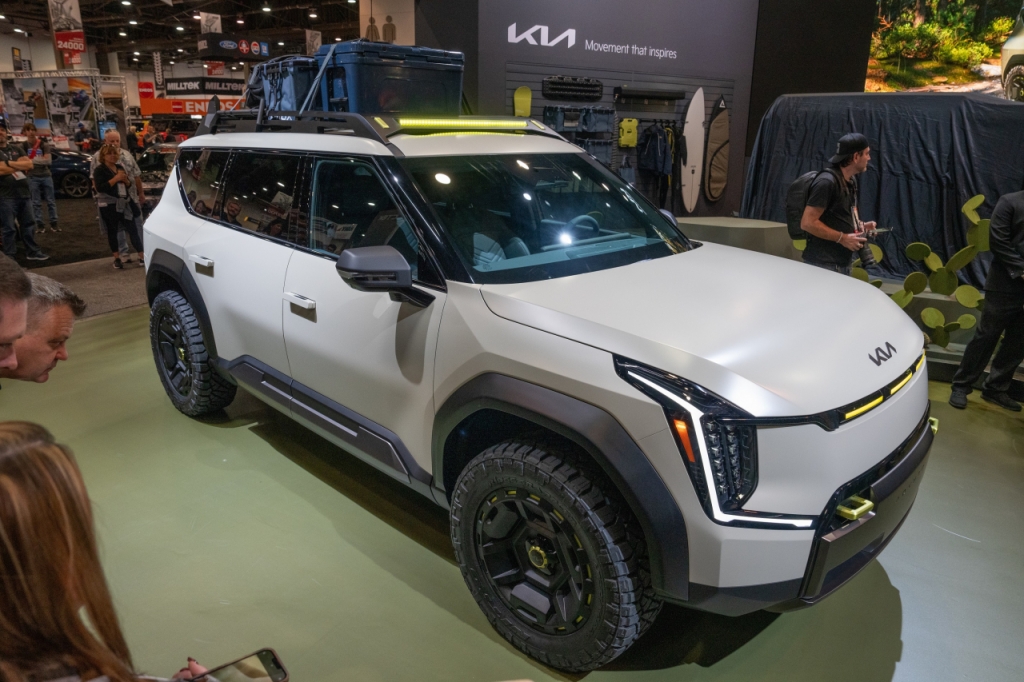 캠핑카 안 부럽다…기아, EV9 어드벤처·PV5 위켄더 공개