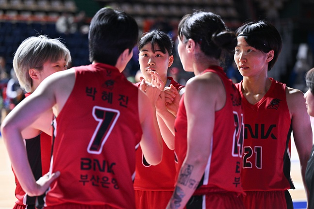'무패팀 맞대결' BNK 웃었다! 김소니아-박혜진 쌍포 폭발, KB스타즈 누르고 3연승 [부산 현장리뷰]