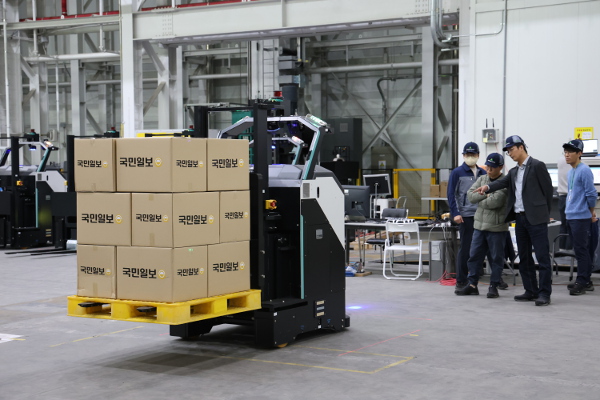 1.5t 화물 진동없이 번쩍… 미래 먹거리 AGV로 도약