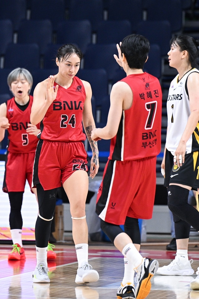 ‘김소니아·박혜진 펄펄’ BNK, KB스타즈 꺾고 개막 3연승 질주