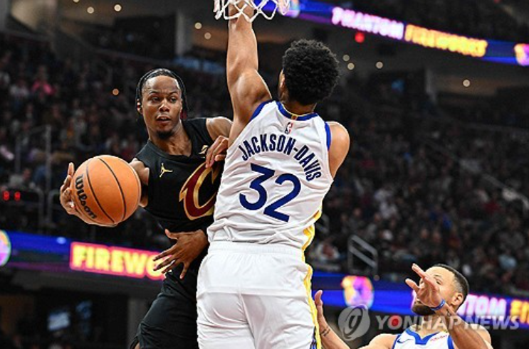 [NBA] 전반전 종료 점수 83-42→'美친 화력' CLE, 커리 12점 묶고 GSW 대파…개막 10연승