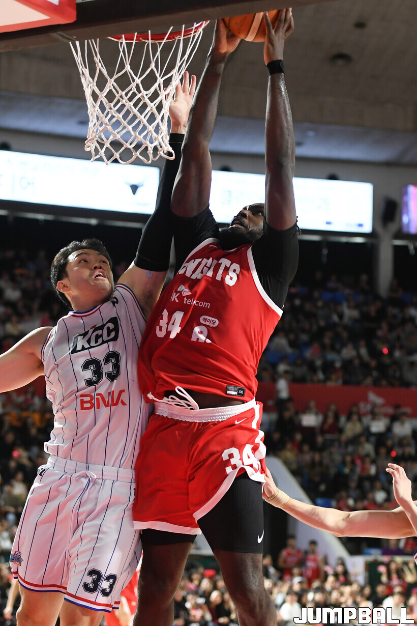 ‘3점슛 단속·리바운드 우위’ 또 한번 신나게 달린 SK, KCC 완파하고 다시 연승 가도