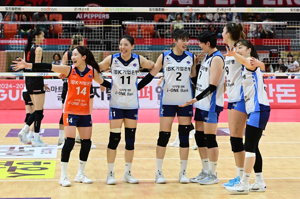 3위 '껑충' IBK, 승리를 부르는 '빅토리아' 빛났다...페퍼는 5연패 수렁