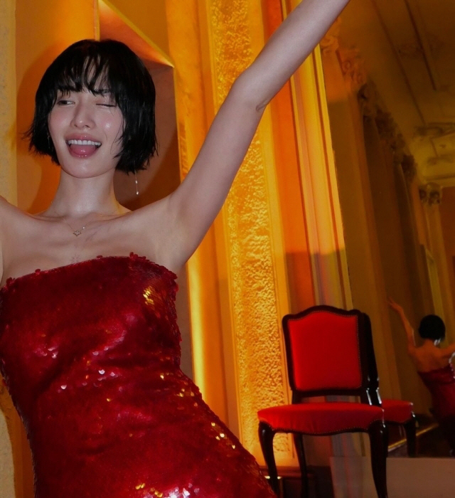 [SCin스타] 메이드 룩’의 정석… 나나, 이리나 샤크와 밀라노서 눈부신 케미